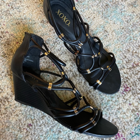 XOXO | Shoes | Nwot Xoxo Black Gold Strappy Wedge Sandals Size | Poshmark